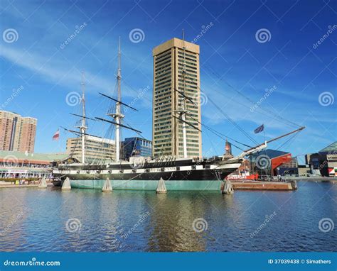 USS Constellation Mit Dem Baltimore World Trade Center Redaktionelles
