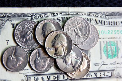 Monedas Americanas En La Nota Del D Lar Foco Selectivo Imagen De