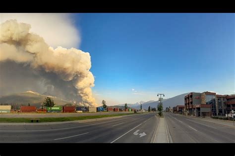 Watch Drivers Flee The Wildfire In Jasper Airdrie News