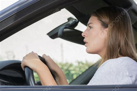 차를 운전하는 아름다운 여자 사진 배경 및 무료 다운로드를위한 그림 Pngtree