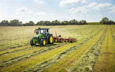 John Deere wprowadza nowy ciągnik 5M Maszyny Agro Efekt