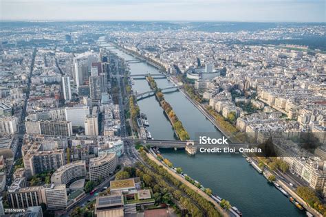 에펠탑의 테라스에서 바라보는 파리의 아름다운 풍경에서 프랑스 수도의 숨막히는 전경을 감상할 수 있습니다 섬 꼭대기의 센 강 한가운데에는 자유의 여신상이 있습니다 센 강에