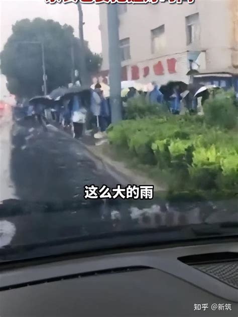 网传学生在校外淋雨等开门，当地教育局回应：都要做好预案 知乎