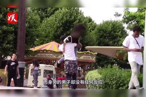 男子街头测试，抱走路人女友会遭到暴揍吗？网友：作死的节奏
