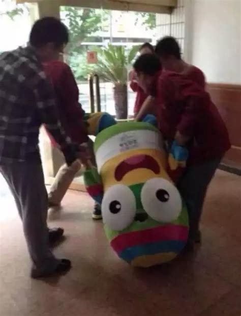 「如果你喜歡我，我就親你」 丑萌系吉祥物佔據了小姐姐們的心 每日頭條