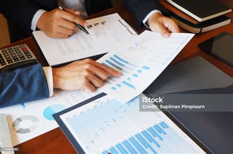 비즈니스 컨설팅 사업가 회의 브레인 스토밍 보고서 프로젝트 분석 경영자에 대한 스톡 사진 및 기타 이미지 경영자 계획