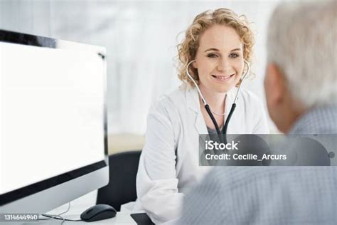 병원에서 검진 을 받는 동안 남성 환자와 상담하여 매력적인 젊은 여성 의사의 자른 샷 2명에 대한 스톡 사진 및 기타 이미지 2명 30 34세 70 79세 Istock