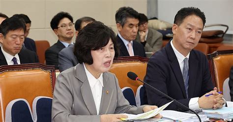 의원 질의에 답변하는 강정애 국가보훈부 장관