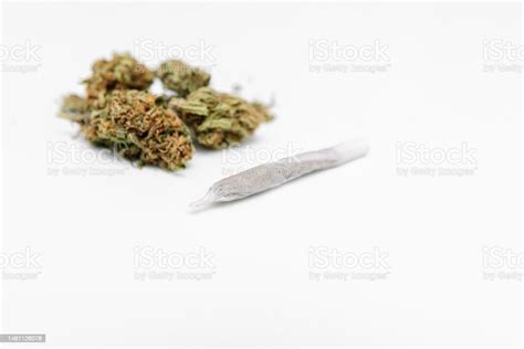 白い背景に大麻の関節と医療用マリファナの芽 Cbdオイルのストックフォトや画像を多数ご用意 Cbdオイル オーガニック カラー画像