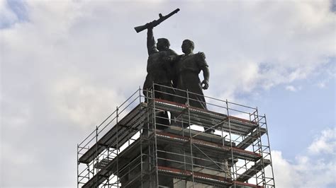 Съдът поиска основанието за демонтаж на Паметника на Съветската армия Nova