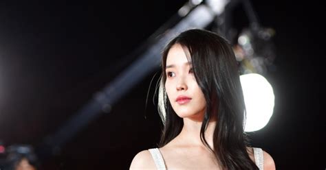 청룡 레드카펫 밟는 아이유 포토
