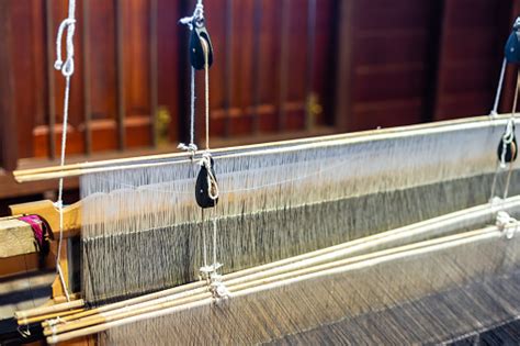 닫기 최대 실크 길 쌈 기계에 태국 전통 실크 수 제 실크 섬유 직조 짜기 Weft에 대한 스톡 사진 및 기타 이미지 Weft 고대의 공예 Istock