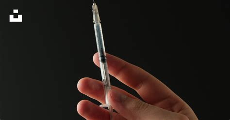 바늘을 들고 있는 사람 사진 Unsplash의 무료 갈색 이미지