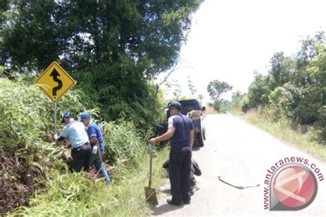 Dishub Bartim Pasang Rambu Lalu Lintas Baru Di Jalan Nansarunai ANTARA News Kalimantan Tengah