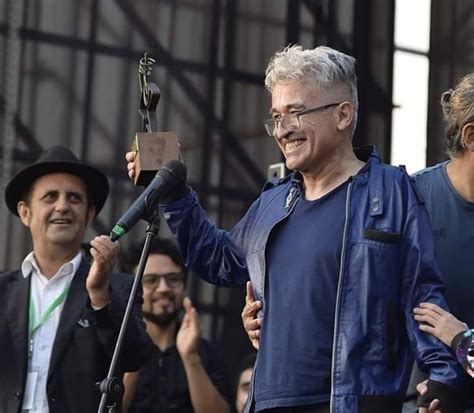 Jorge González cantó El Baile de los que Sobran en emocionante premiación Rock Pop