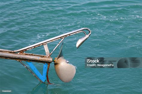 디젤 엔진에서 바다 물에서 회전 하는 보트 프로 펠 러 롱테일 보트 강에 대한 스톡 사진 및 기타 이미지 강 강철 금속 Istock