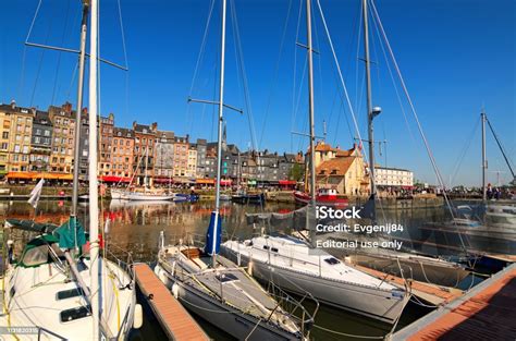 봄 날의 옹 플 뢰 르 항구 요트 색상 하우스와 물에 그들의 반사 로 어 노르망디 칼바도스 지역 프랑스 거리에 대한 스톡 사진