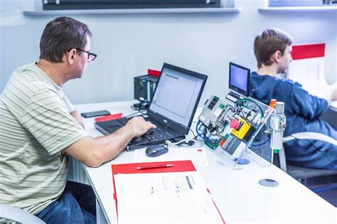 Na czym polegają ćwiczenia na kursie programowania plc Siemens 1200