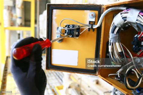 정션 박스의 전기 터미널 및 기술자에 의해 서비스 Plc의 지원 프로그램 및 제어 기능을 위해 제어판에 전기 장치를 설치합니다 기술자에 의해 일상적인 방문 확인 장비 0명에