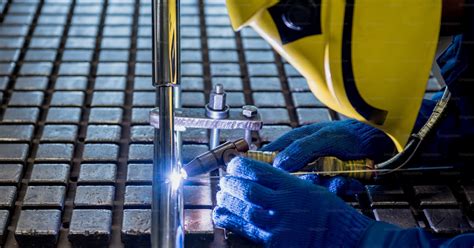 아르곤 용접으로 철강 공장에서 일하는 용접기 사진 Unsplash의 제조 이미지