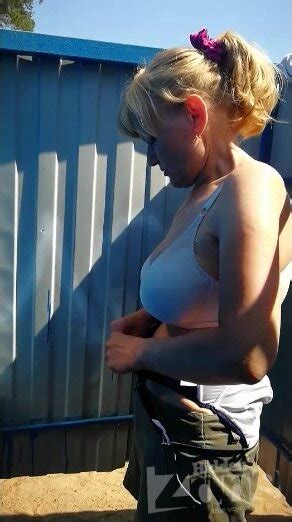 В пляжной кабинке