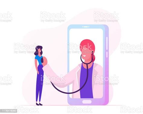 온라인 헬스케어 서비스 큰 스마트 폰 화면에 흰색 코트의 전문 의사가 청진기와 환자의 심장 박동을 듣고 하이테크 헬스케어 기술