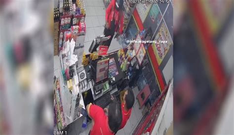 Palak Pagawai Minimarket Dengan Senjata Api Pria Berjaket Orange Bawa Kabur Sebatang Cokelat Di