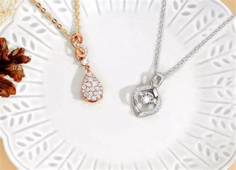 Tips Memilih Kalung Liontin Sesuai Bentuk Kerah Baju Semar Nusantara