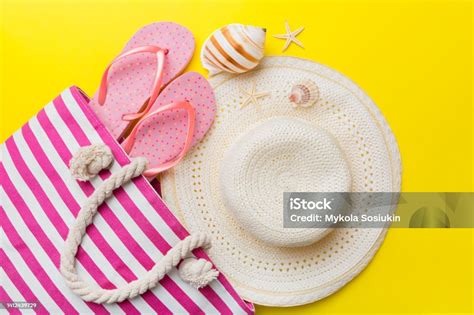 해변 액세서리 플랫은 컬러 배경에 대한 상단 뷰를 누워 여름 여행 개념 불가사리와 바다 조개가있는 가방 위쪽 보기 Hurricane Sandy에 대한 스톡 사진 및 기타