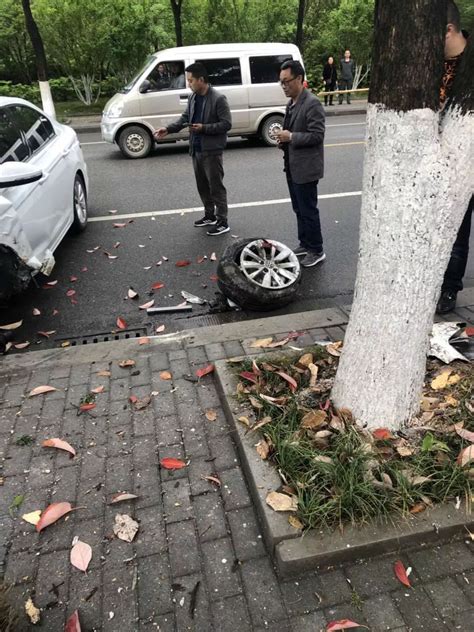 广元城区连发2起车祸！雨天路滑，谨慎驾驶道路