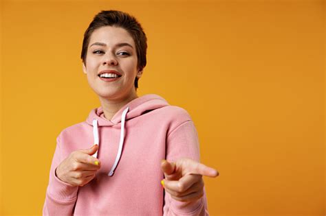 스튜디오 컬러 배경에 짧은 머리를 가진 젊은 여자 는 측면에 손가락을 가리키는 20 29세에 대한 스톡 사진 및 기타 이미지