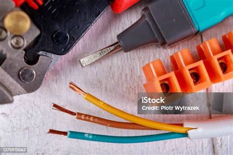 전기 코드 및 설치 도구 생산 작업자를 위한 전기 액세서리 라이트 백 0명에 대한 스톡 사진 및 기타 이미지 0명 갈색 개체 그룹 Istock