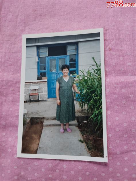 上世纪80年代老彩照 女士穿连衣裙在老宅前留影老照片燕东酒标收藏【7788收藏收藏热线】