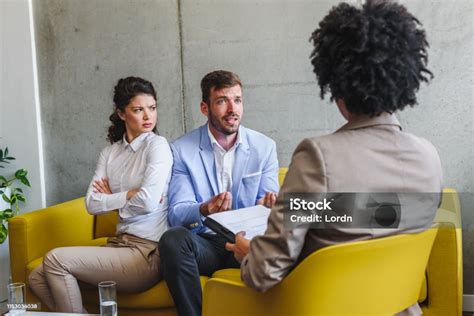불만 부부 말다툼 싸움 심리학자 사무실에서 불일치 가족에 대한 스톡 사진 및 기타 이미지 가족 건강 진단 건강관리와 의술