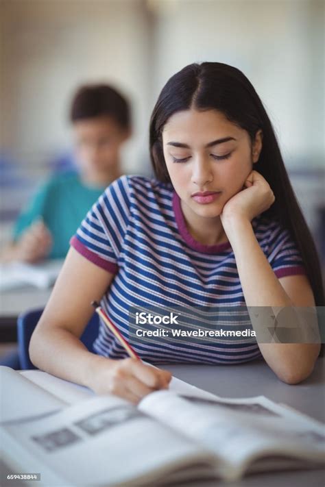 교실에서 공부 하는 세심 한 여 학생 교실에 대한 스톡 사진 및 기타 이미지 교실 메모장 쓰기 Istock