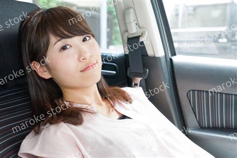 車で寝る女性 Maroke Stock｜写真素材をフォトグラファーから直接購入できるストックフォトサイト