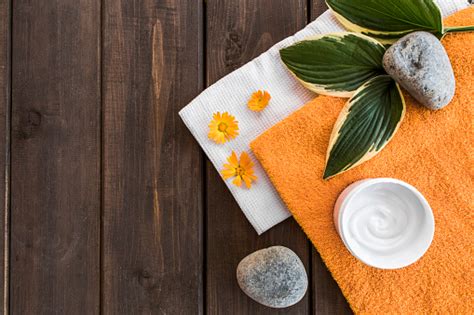 욕실과 스파 뷰티 룸의 구성 상단 보기 보습 과 피부 관리 꽃 크림 천연 성분 무료 장소 복사 공간 및 플랫 레이 개념에 대한 스톡 사진 및 기타 이미지 Istock