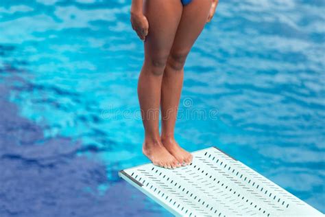 Meisje Die Zich Op Een Springplank Bevinden Die In Een Zwembad