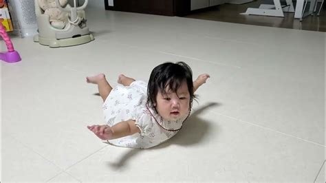 220919 목욕 후 엄마랑 공놀이 중인 늑대소녀 Youtube