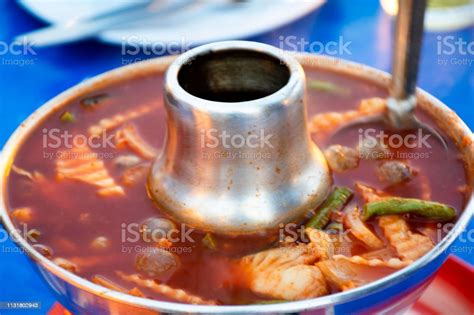 거 대 한 메기 물고기와 혼합 채소를 냄비에 곁들인 태국식 음식 사 워 수프와 오렌지 카레 개구리알에 대한 스톡 사진 및 기타