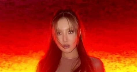 화사 파격 근황전신 누드톤→시스루 원피스 입고 몸매 과시