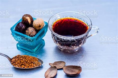 육 두 구 Jaiphal Myristica 목 나무 표면에 그것의 분말을 유리 용기에서의 닫습니다 갈색에 대한 스톡 사진 및