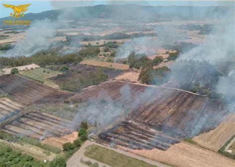 I Sardegna Ancora Fiamme Anche Elicotteri In Azione Contro Gli Incendi