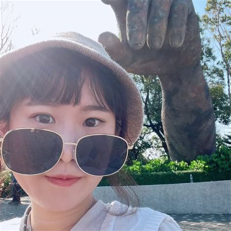 煩死了 我的體重怎麼一直只增不減呢一直被餵食根本就是被養的肥滋滋的都快胖到以前專四的體重以前可以天天練核心還會逼迫室友一定要跟著我做