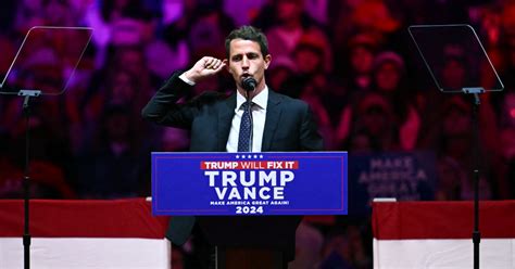 Un comédien présent au rassemblement Trump fait des blagues racistes