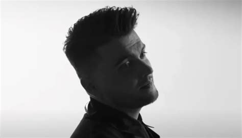 Ο Άγγελος Τσακίρης παρουσιάζει το «Σαν Εμάς Το απόλυτο Hit του