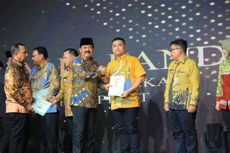 Menteri ATR BPN Serahkan 13 Sertifikat Tanah Kepada Bupati Labura