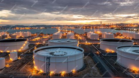 조감도 유류터미널 산업시설 저장탱크 수송저장시설용 석유화학제품 석유터미널 석유화학제품 저장탱크 석유화학제품 프리미엄 사진