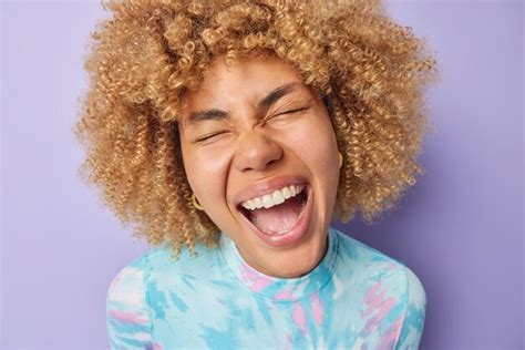 Primer Plano De Una Joven De Cabello Rizado Muy Contenta Exclama A