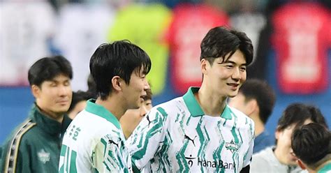 St포토 임영웅 기성용 꼭 잡은 손